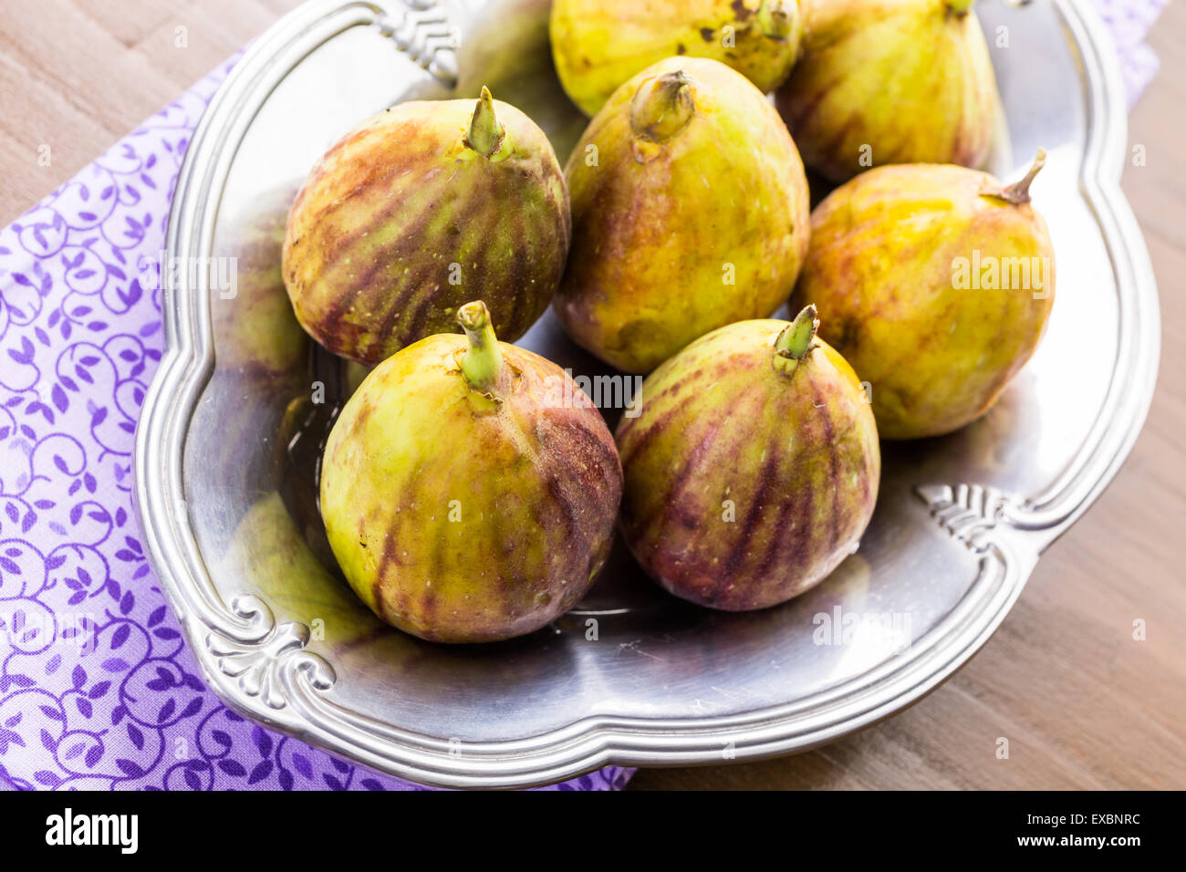Organic California figs on wood table Stock Photo - Alamy