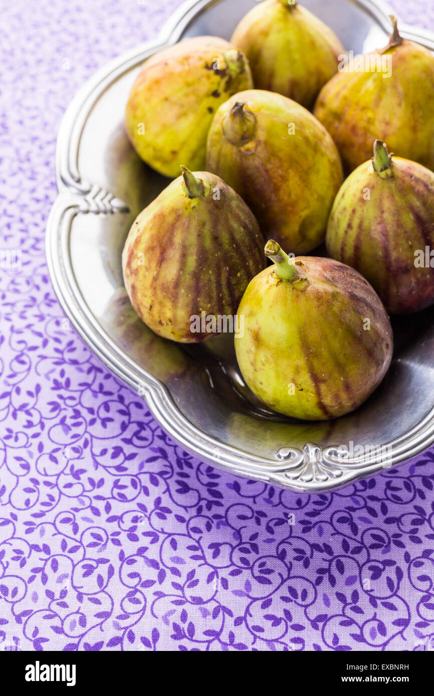 Organic California figs on wood table Stock Photo - Alamy
