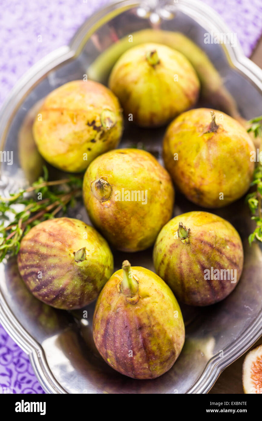 Organic California figs on wood table Stock Photo - Alamy