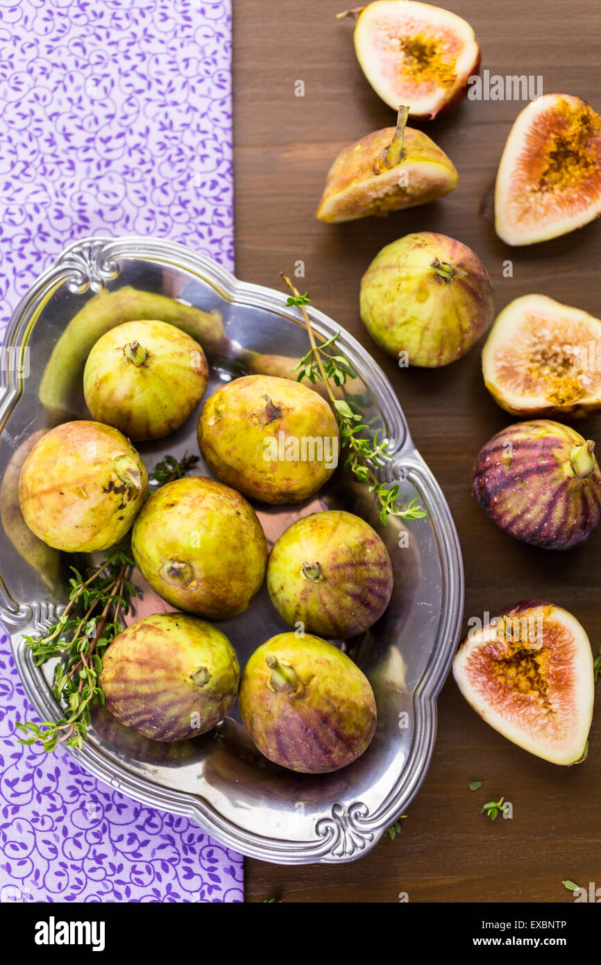 Organic California figs on wood table Stock Photo - Alamy