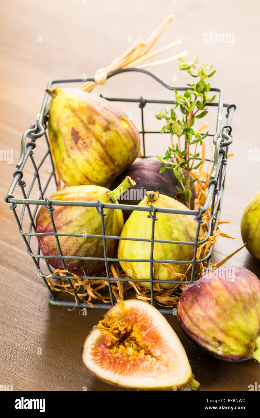 Organic California figs on wood table Stock Photo - Alamy