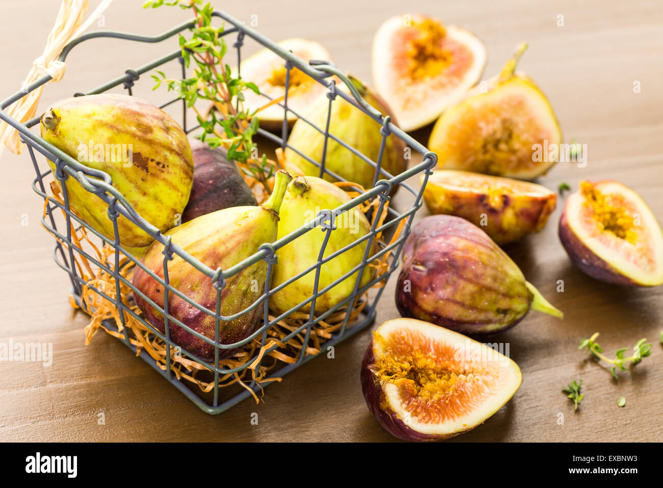 Organic California figs on wood table Stock Photo - Alamy