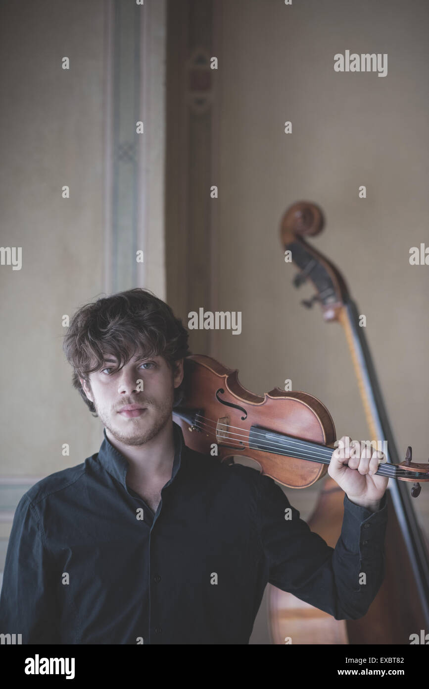 young handsome blonde italian violinist Stock Photo - Alamy