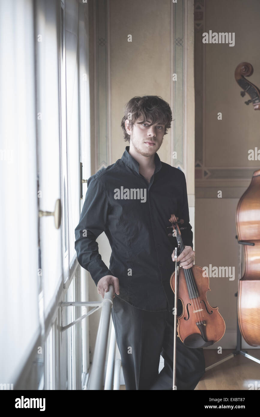 young handsome blonde italian violinist Stock Photo - Alamy