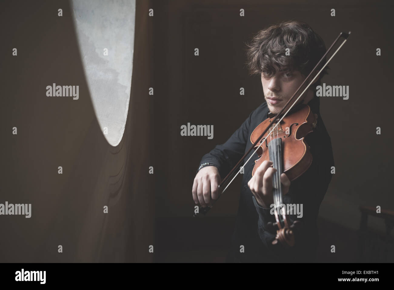 young handsome blonde italian violinist Stock Photo - Alamy