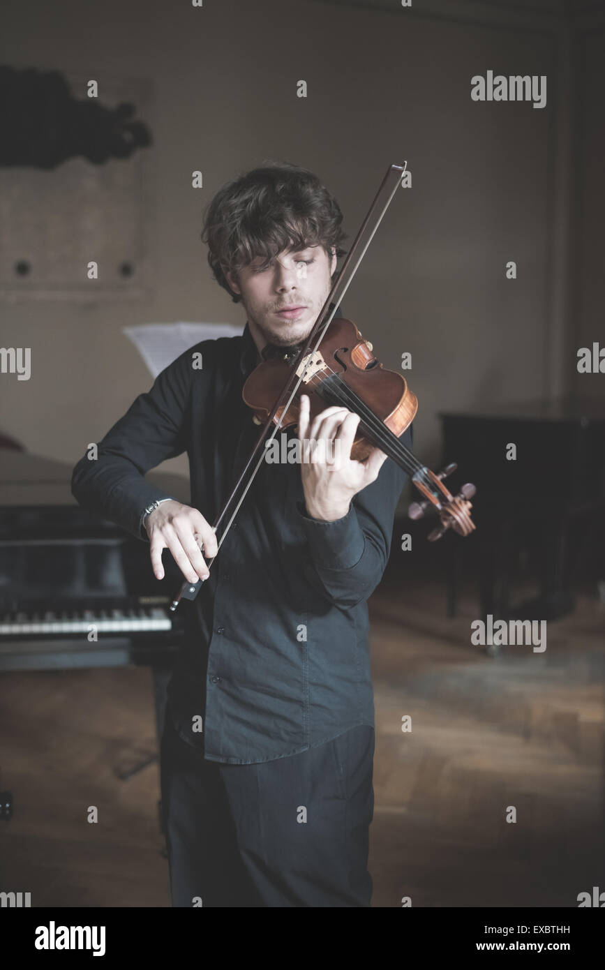 young handsome blonde italian violinist Stock Photo - Alamy