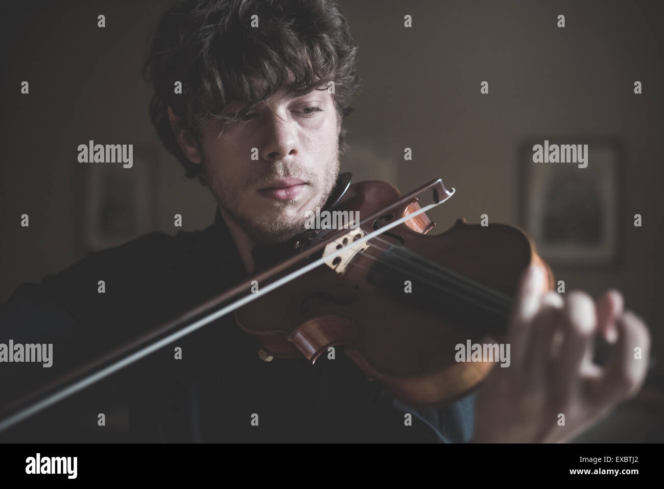young handsome blonde italian violinist Stock Photo - Alamy
