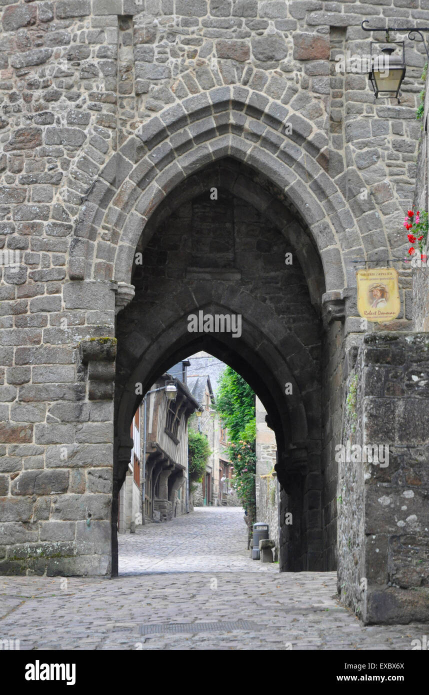 Archway in wall hi-res stock photography and images - Alamy