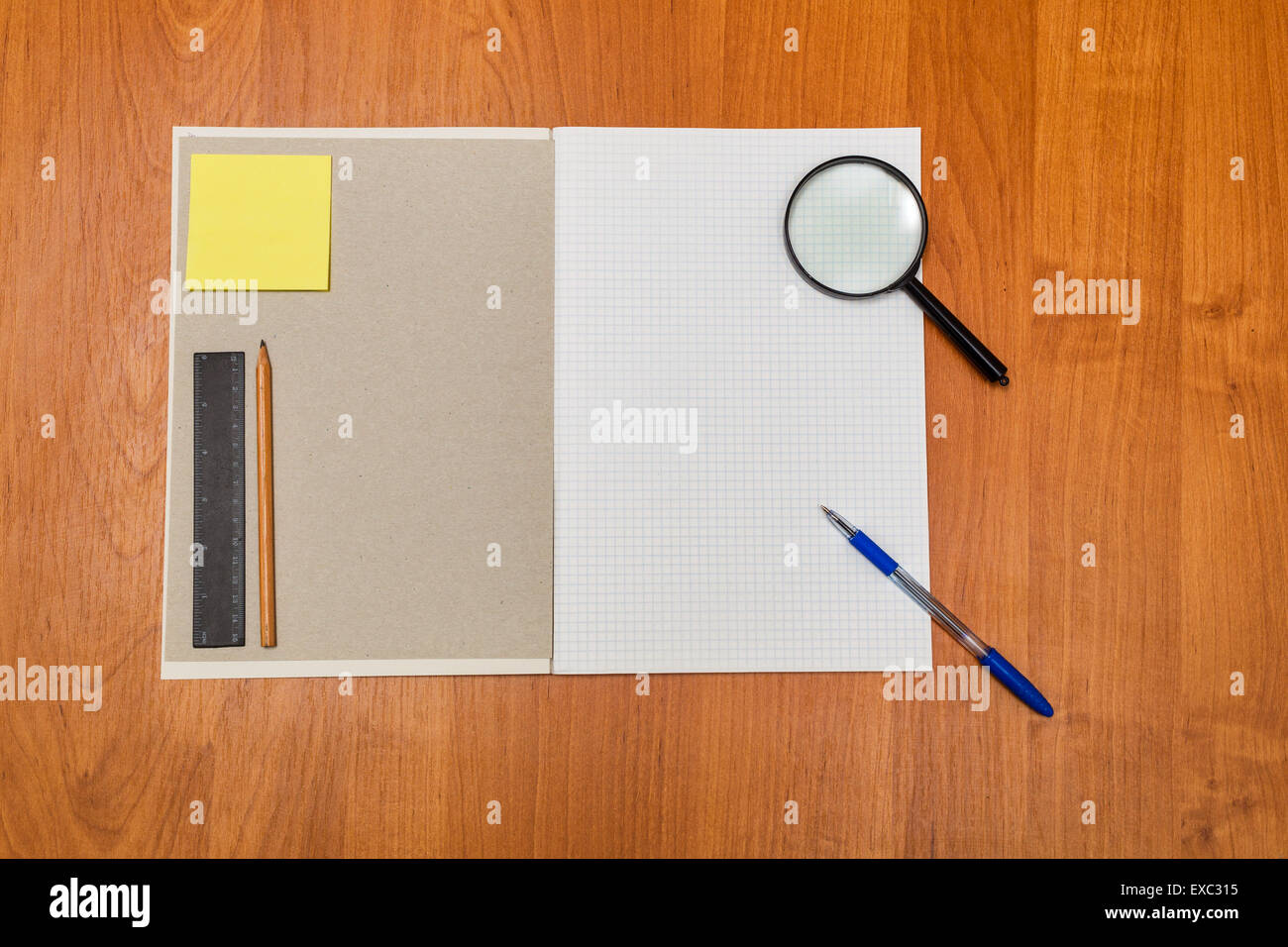 Magnifying glass sticker hi-res stock photography and images - Alamy