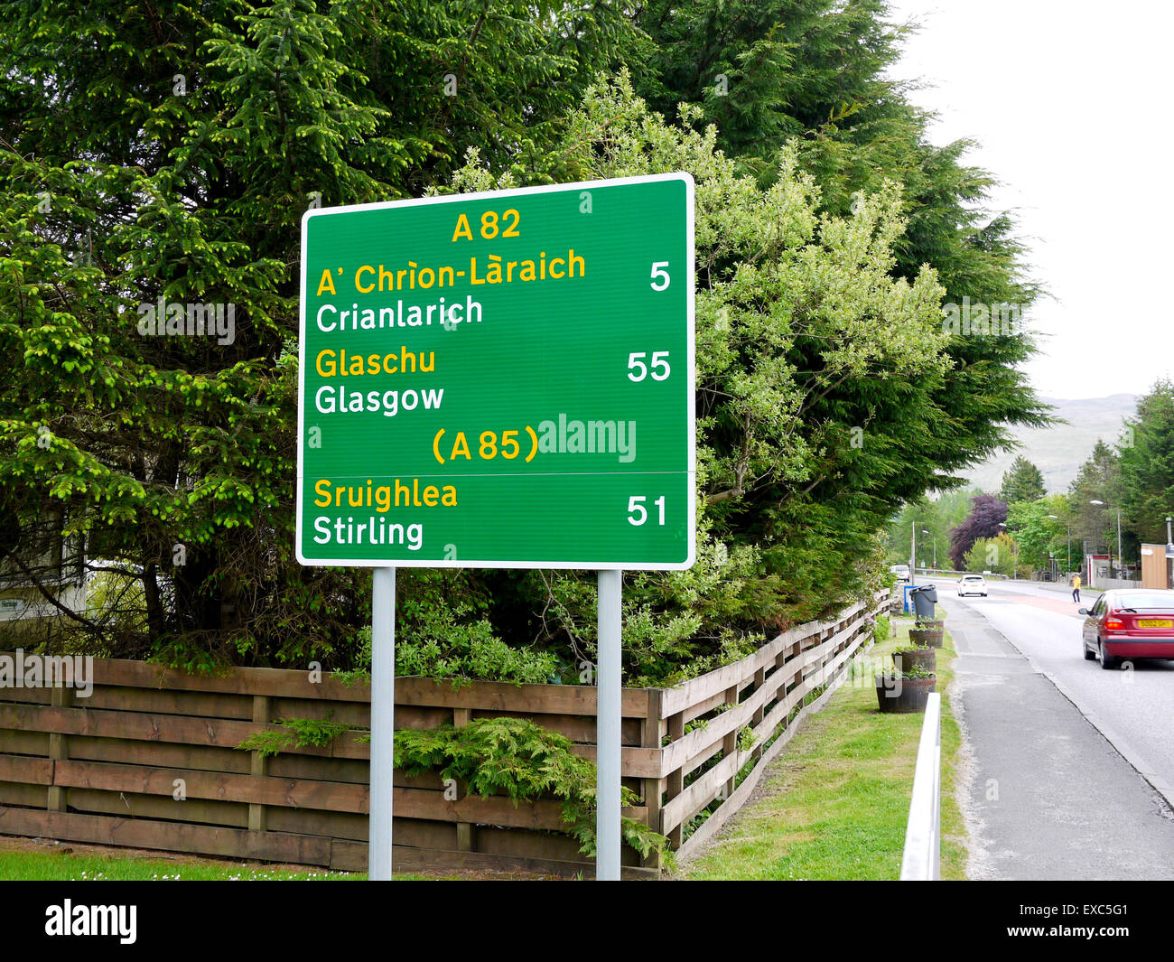 Road sign in gaelic hi-res stock photography and images - Alamy