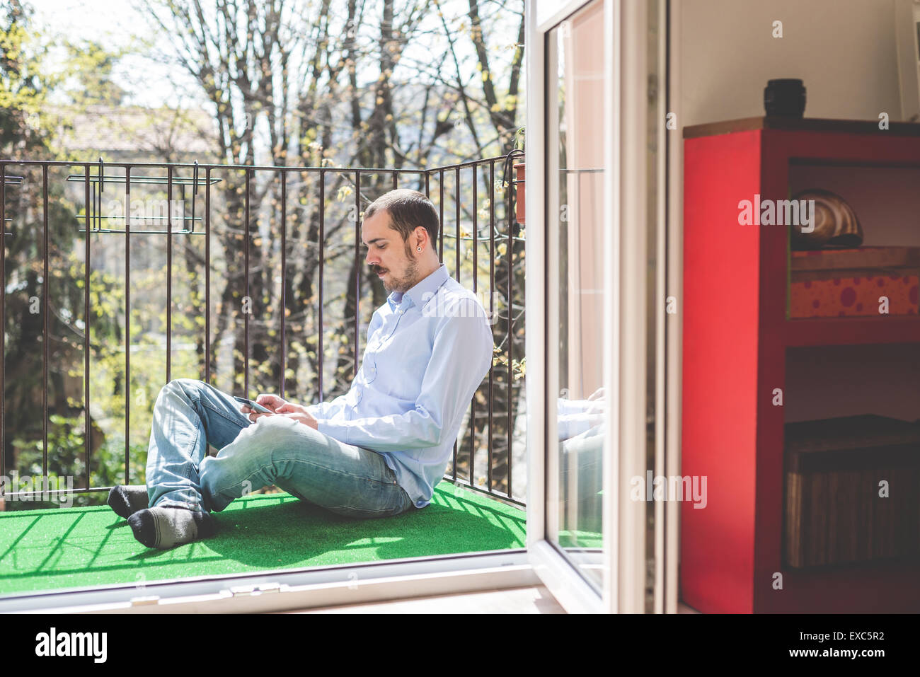 Man multitasking reading online hi-res stock photography and images - Alamy