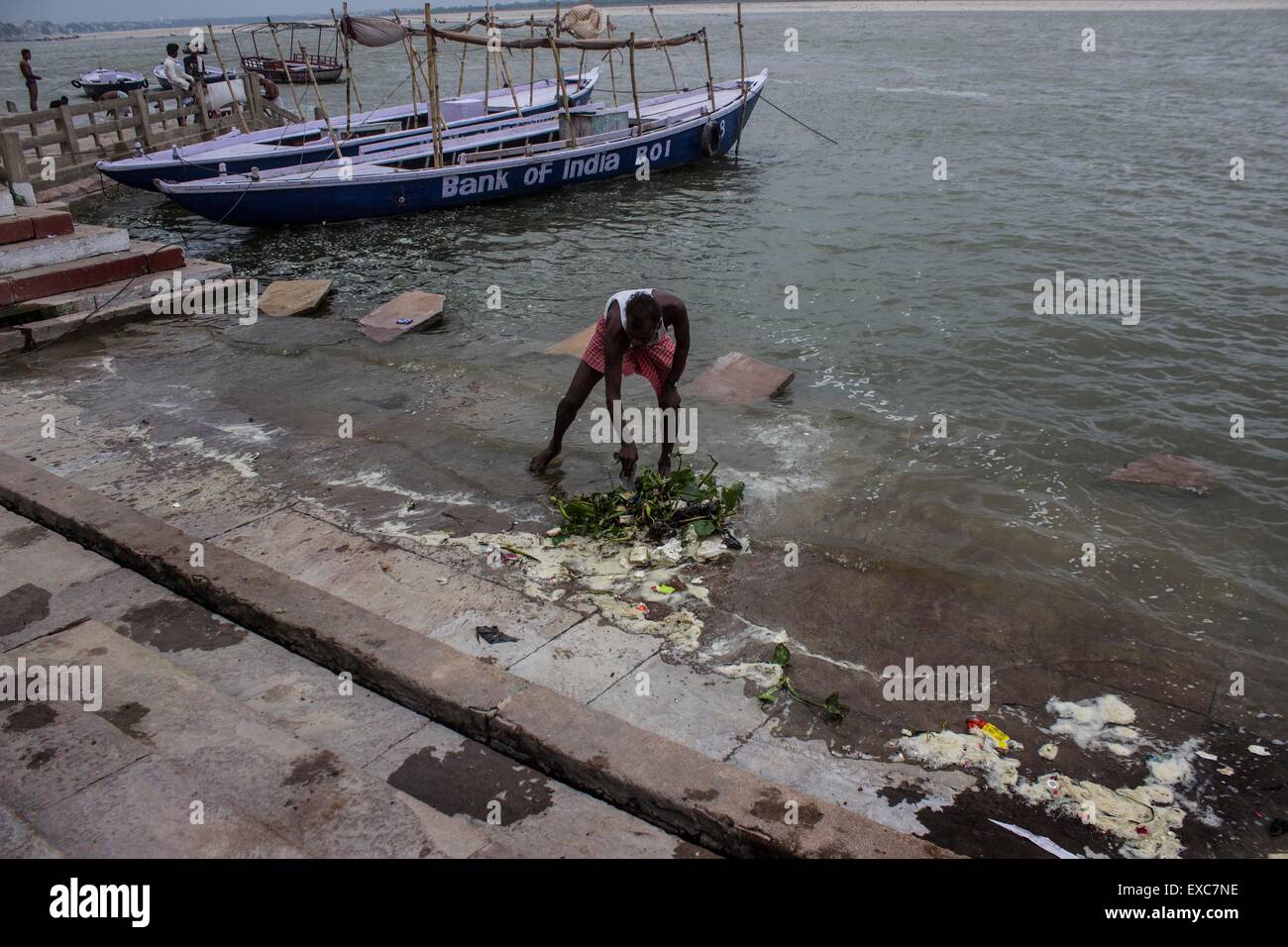 Garbage can street india hi-res stock photography and images - Alamy