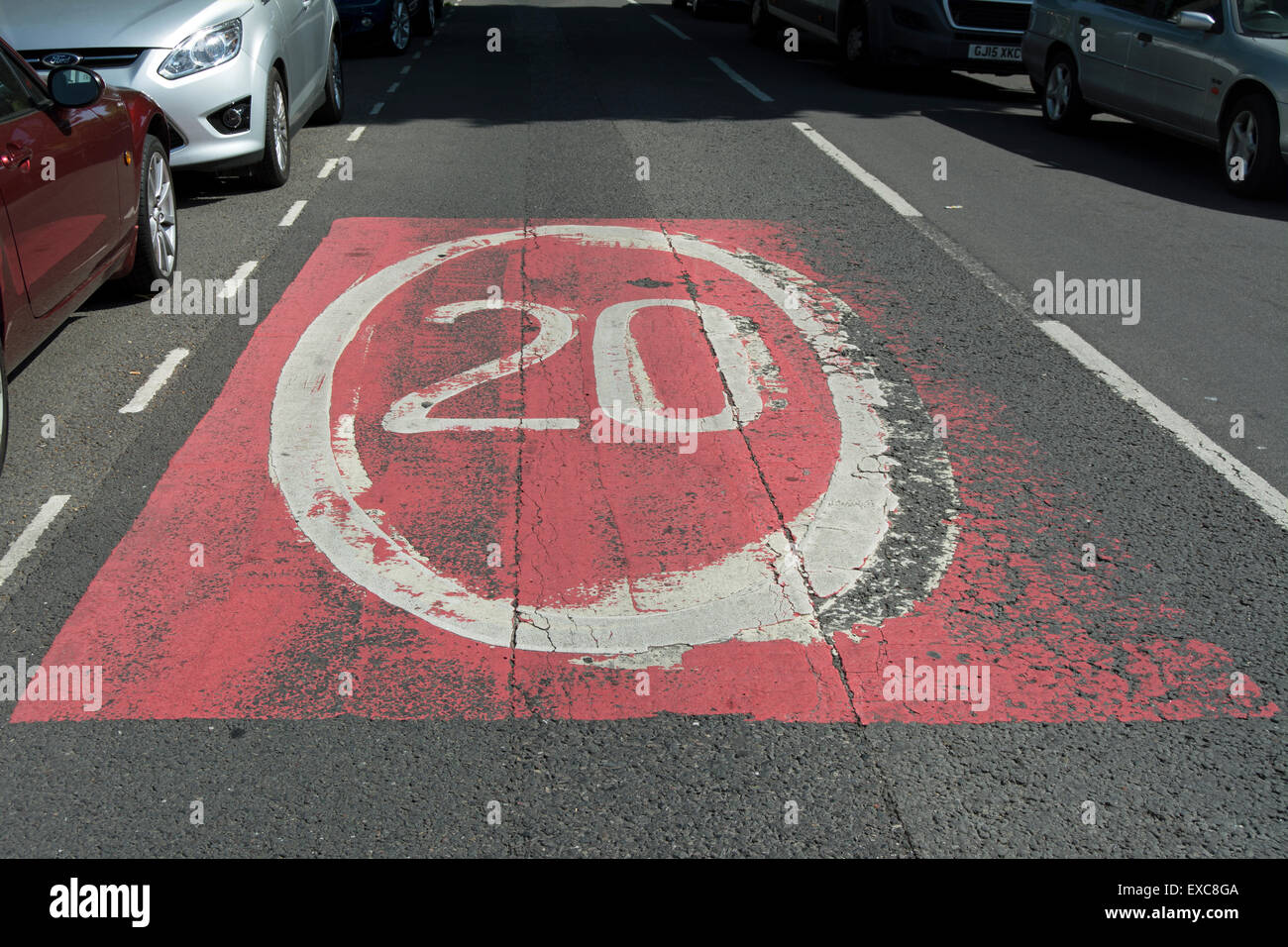 20mph road marking hi-res stock photography and images - Alamy