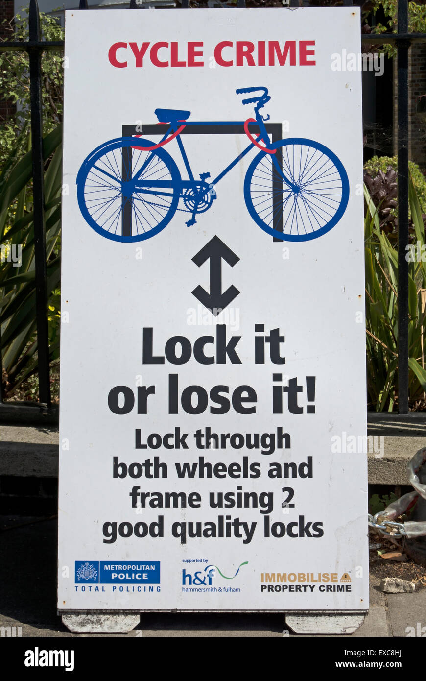 metropolitan police lock it or lose it cycle crime sign in hammersmith ...