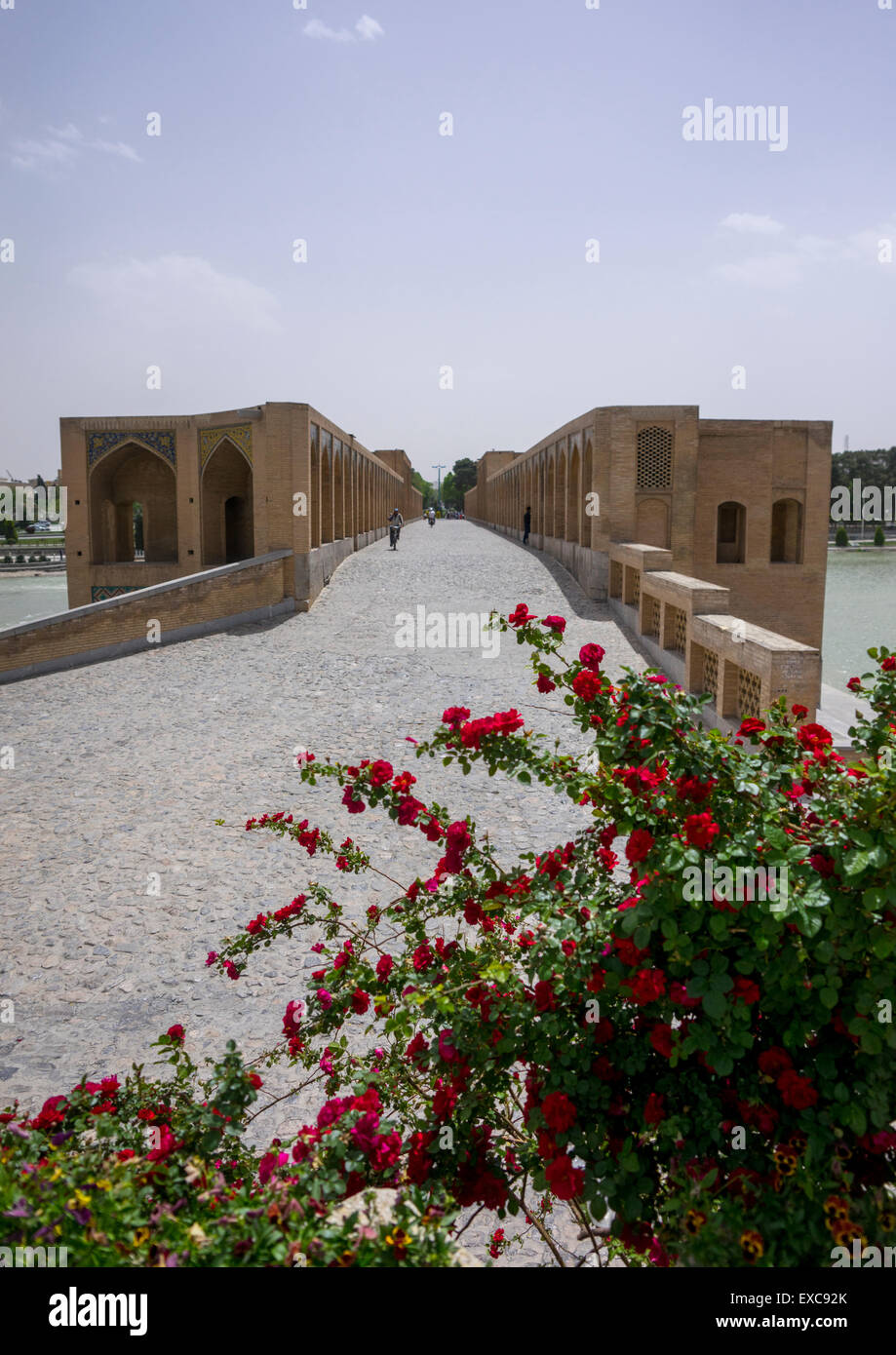 Khaju Bridge Pol-e Khaju Spanning The Zayandeh River, Isfahan Province ...