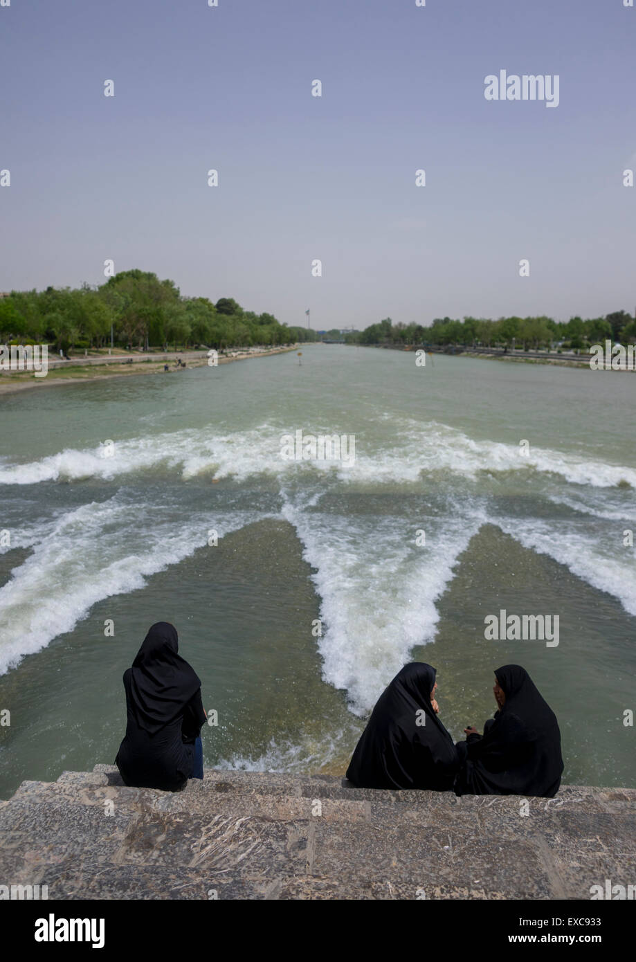Khaju Bridge Pol-e Khaju Spanning The Zayandeh River, Isfahan Province ...