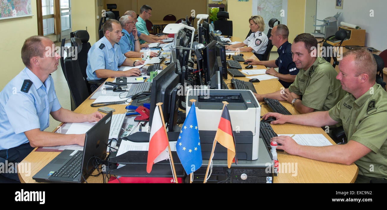 Swiecko, Poland. 11th July, 2015. German (L) and Polish (R) policemen ...