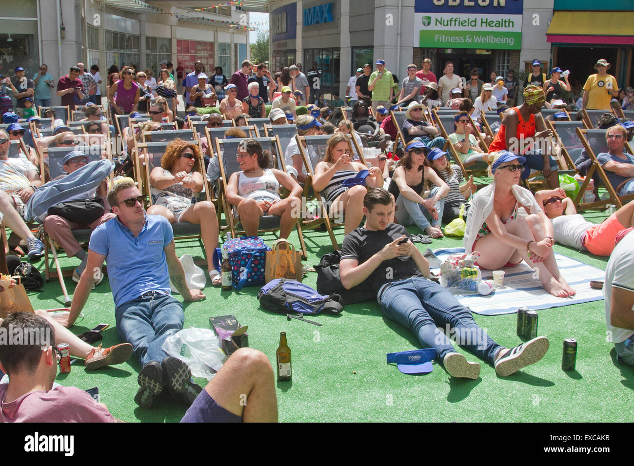 People watching outdoor screen tennis hi-res stock photography and ...