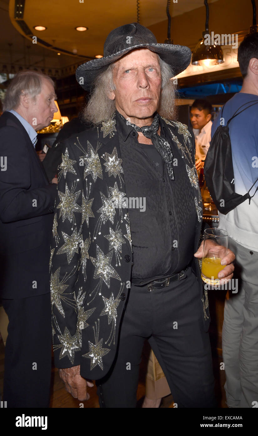 Berlin, Germany. 10th July, 2015. US "NBA Superfan" James Goldstein is ...