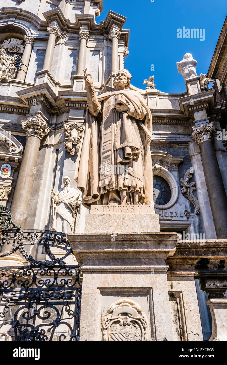 Statues cathedral catania dome hi-res stock photography and images - Alamy