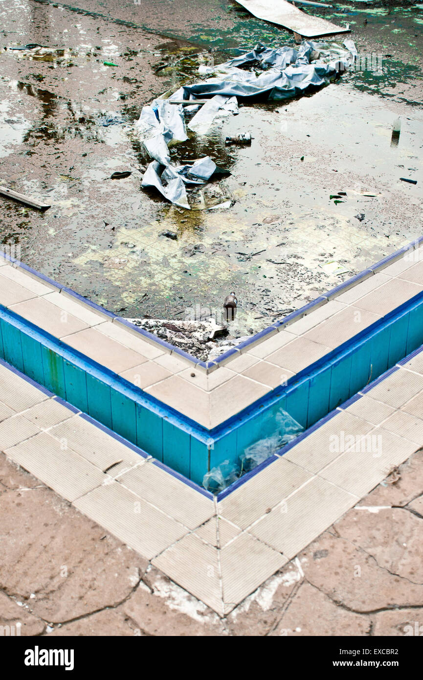 Empty abandoned swimming pool old hi-res stock photography and images ...