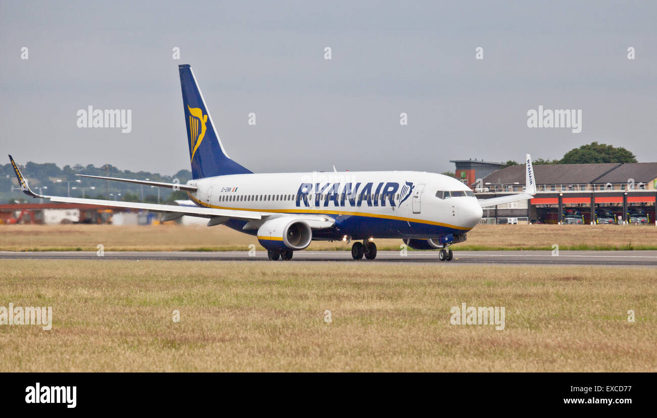 Ryanair Boeing 737 EI-ENN taking off from London-Luton Airport LTN ...