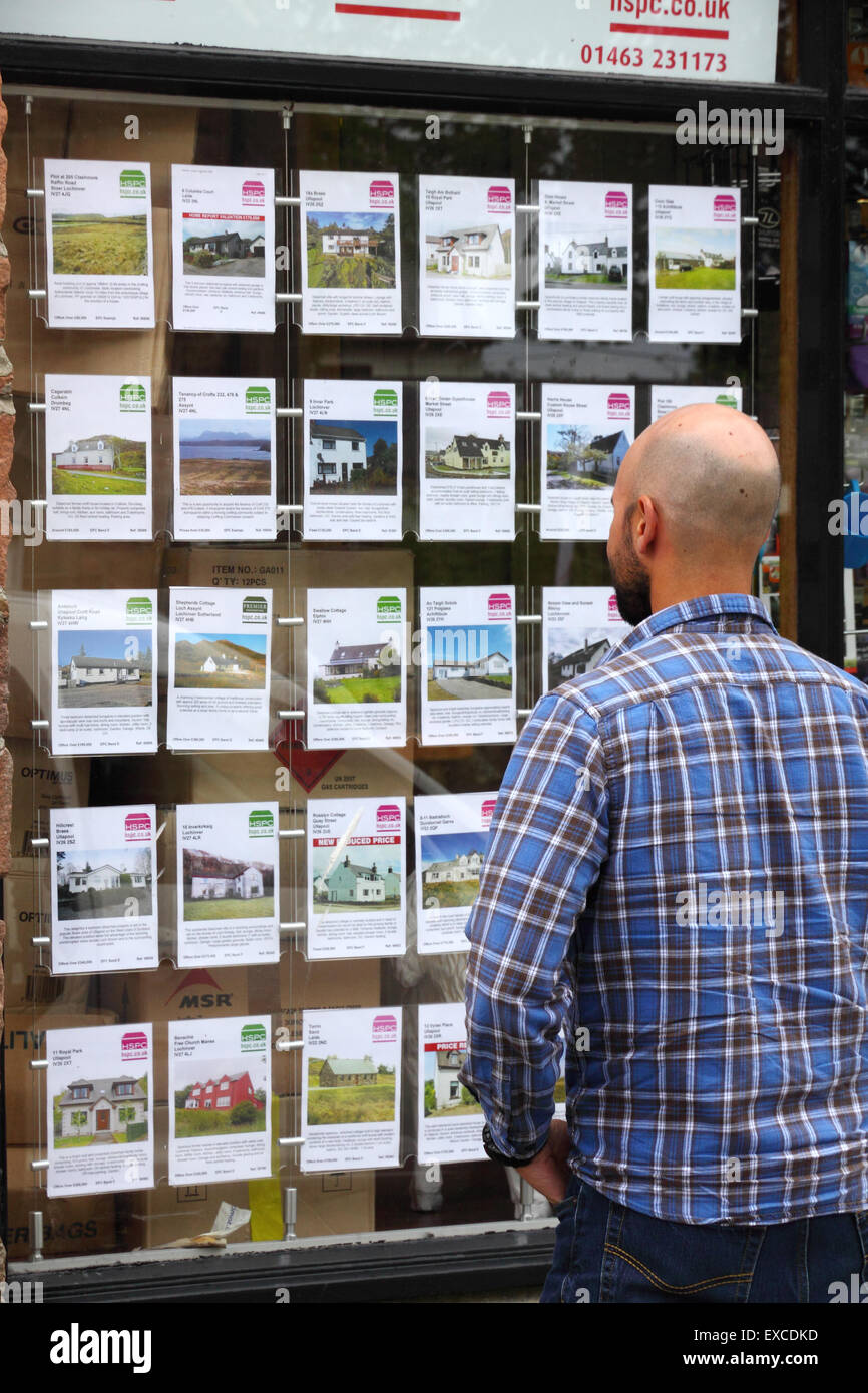 Man viewing house hi-res stock photography and images - Alamy