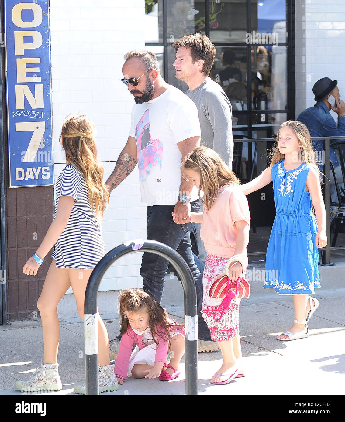 Jason Bateman and a friend take their children to have breakfast on ...