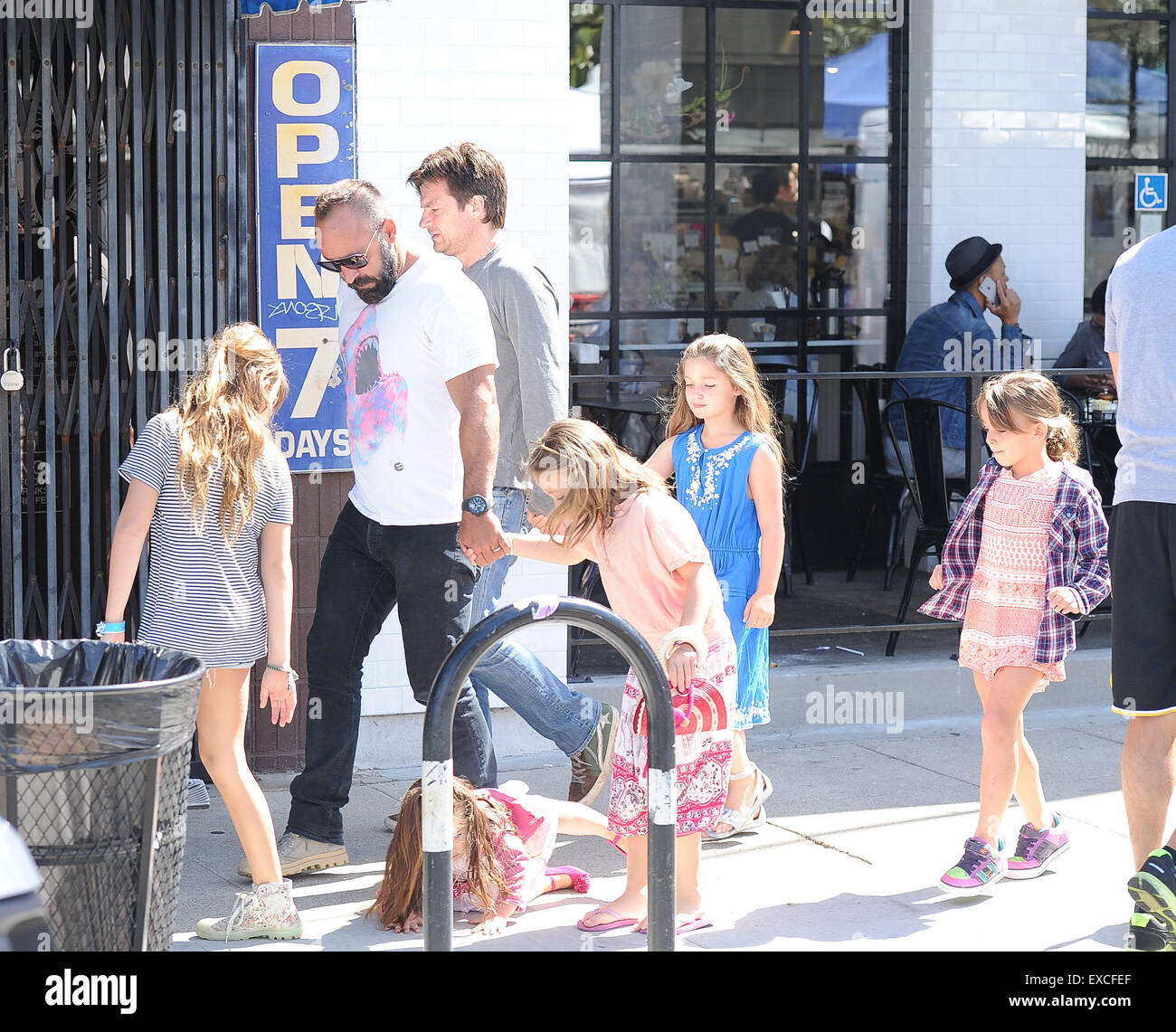 Jason Bateman and a friend take their children to have breakfast on ...