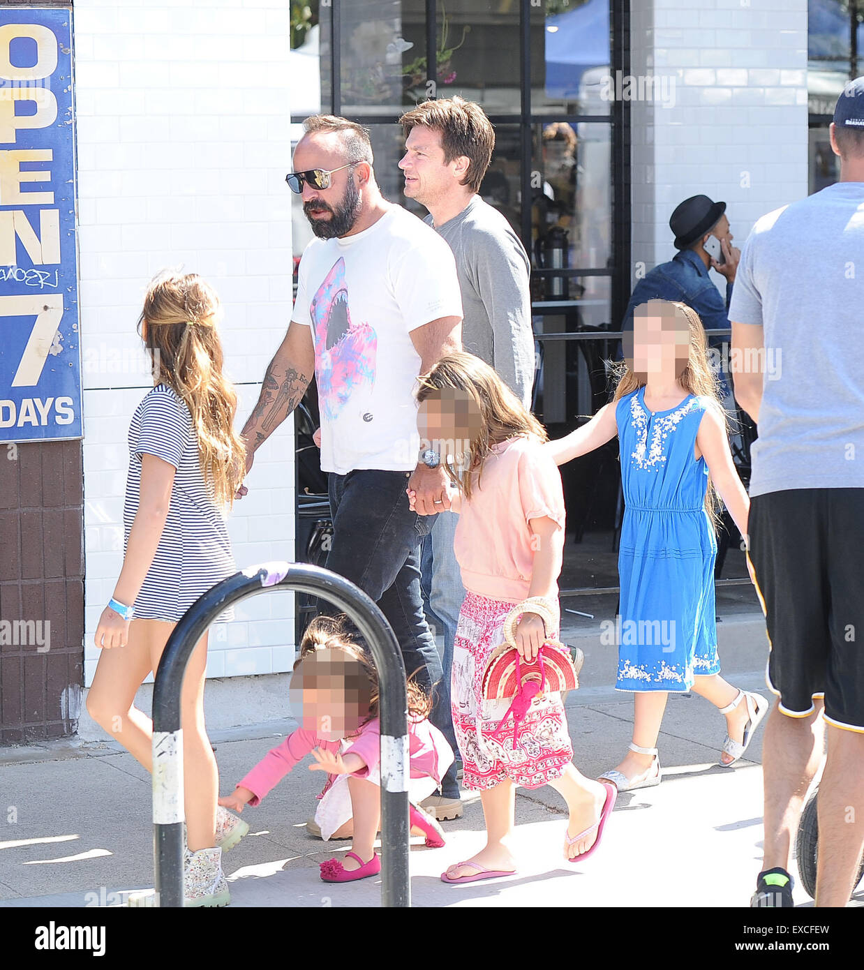 Jason bateman friend take children hi-res stock photography and images ...