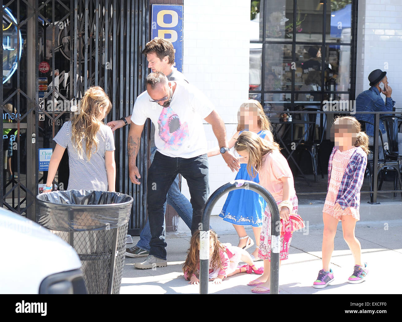 Jason Bateman and a friend take their children to have breakfast on ...