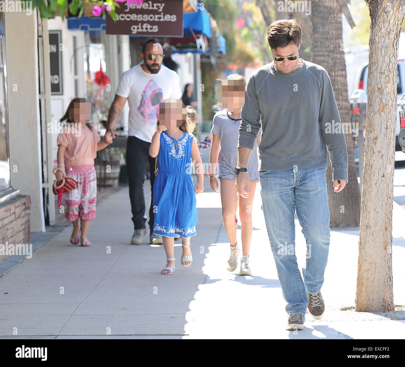Jason Bateman and a friend take their children to have breakfast on ...