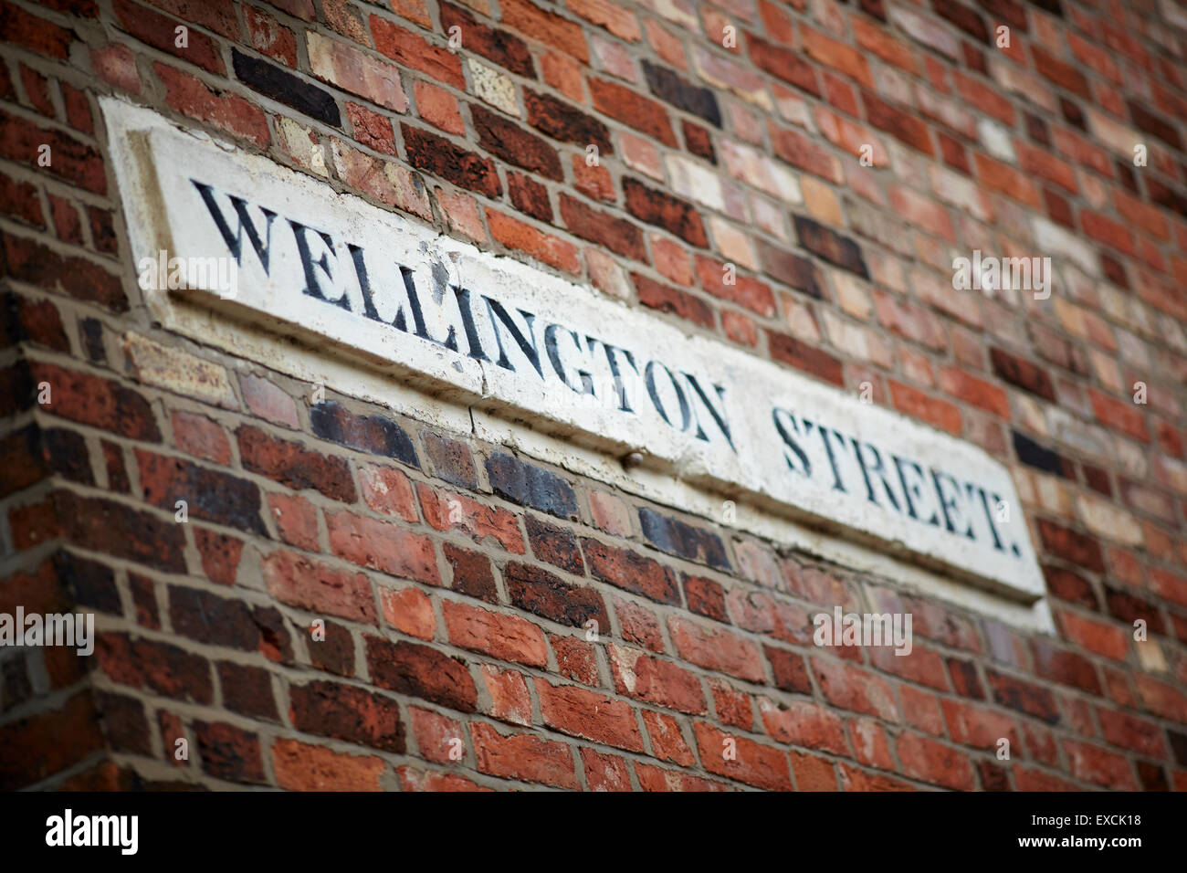 A stone street sign for Wellington Street, Runcorn Stock Photo - Alamy