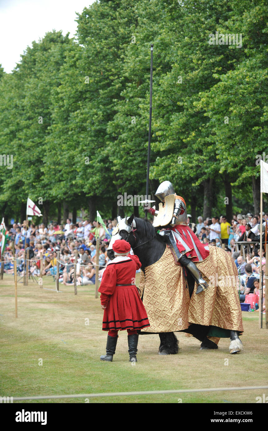 Tudor reenactment hampton court palace hi-res stock photography and ...