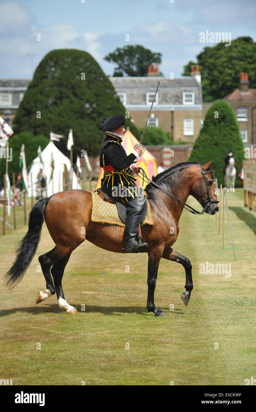 Tudor reenactment hampton court palace hi-res stock photography and ...