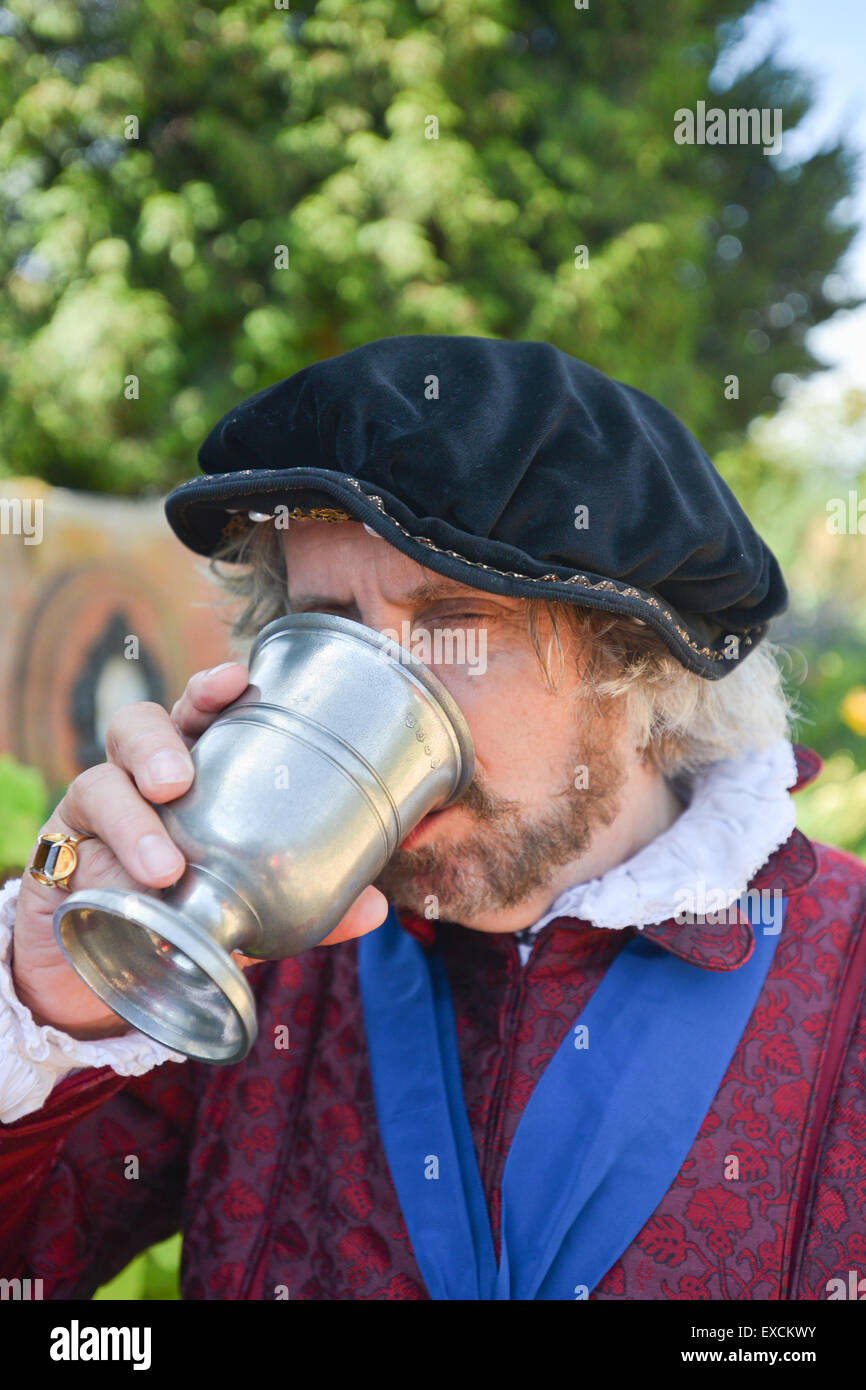 Tudor reenactment hampton court palace hi-res stock photography and ...