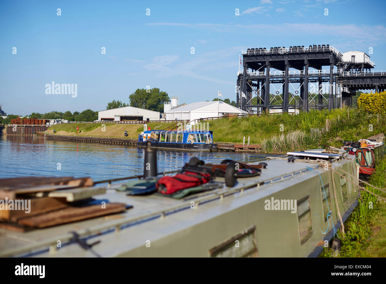 Two caisson lift hi-res stock photography and images - Alamy