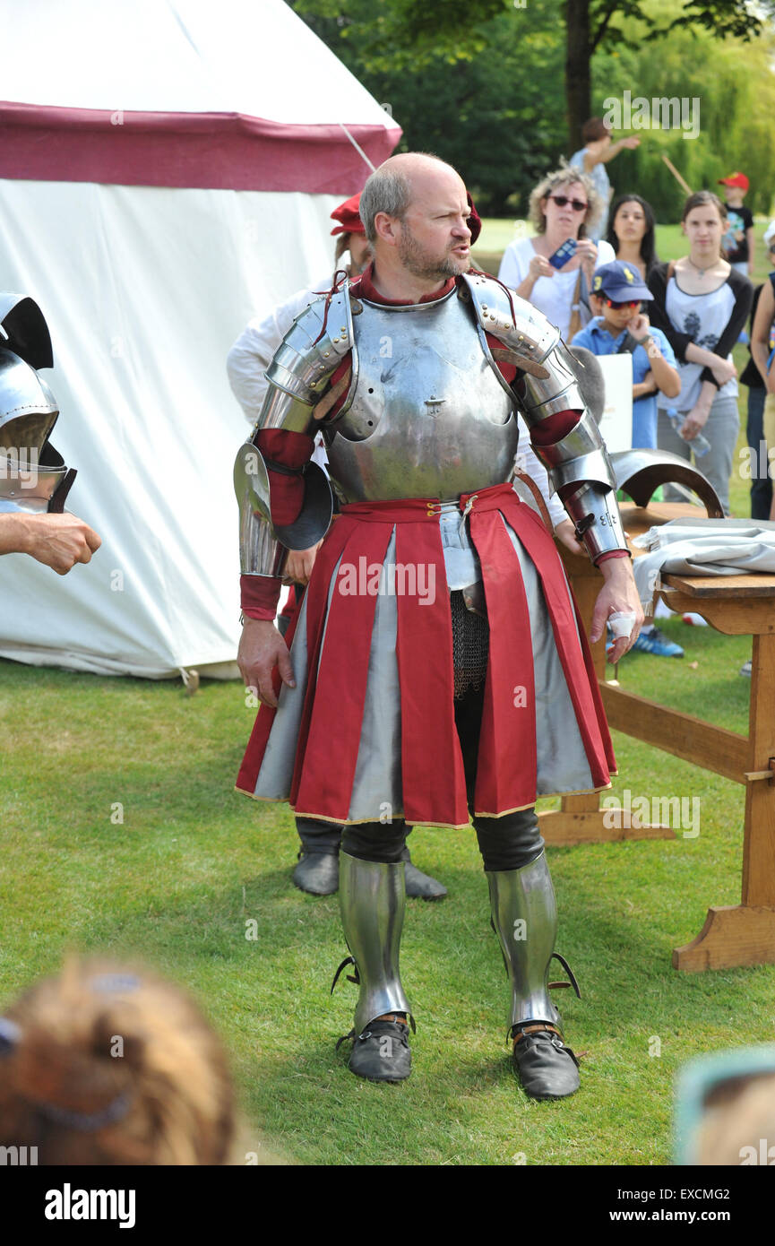Tudor reenactment hampton court palace hi-res stock photography and ...