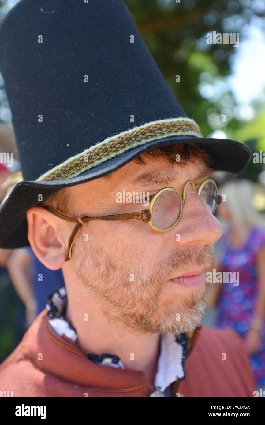 Tudor reenactment hampton court palace hi-res stock photography and ...