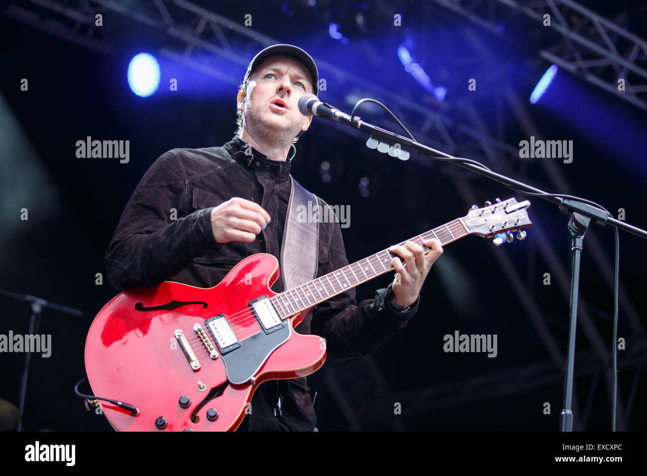 Jez williams doves hi-res stock photography and images - Alamy
