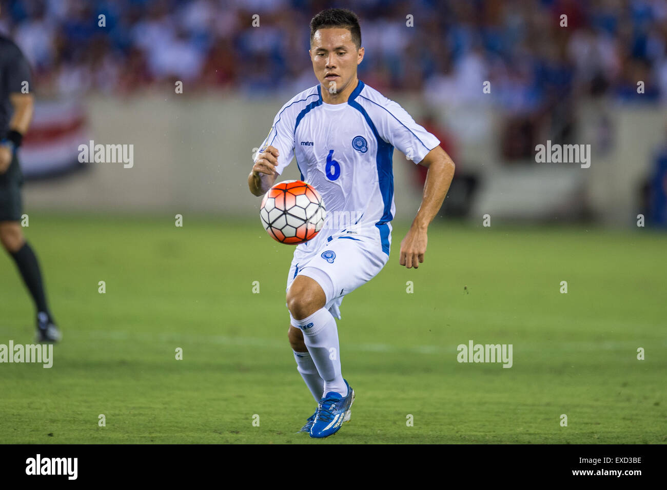 July 11, 2015: El Salvador midfielder Richard Menjivar (6) controls the ...