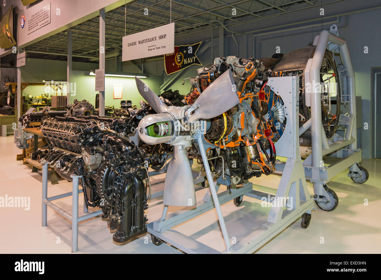 World war ii aircraft engine maintenance shop hi-res stock photography ...