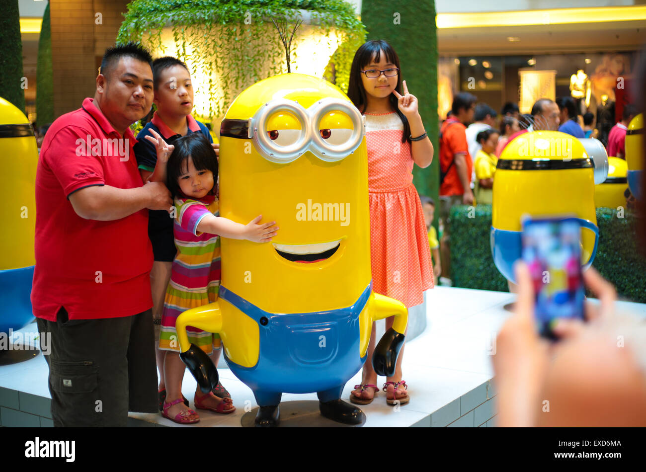 Family posing for photo with Kevin, characters of the movie "Minions ...