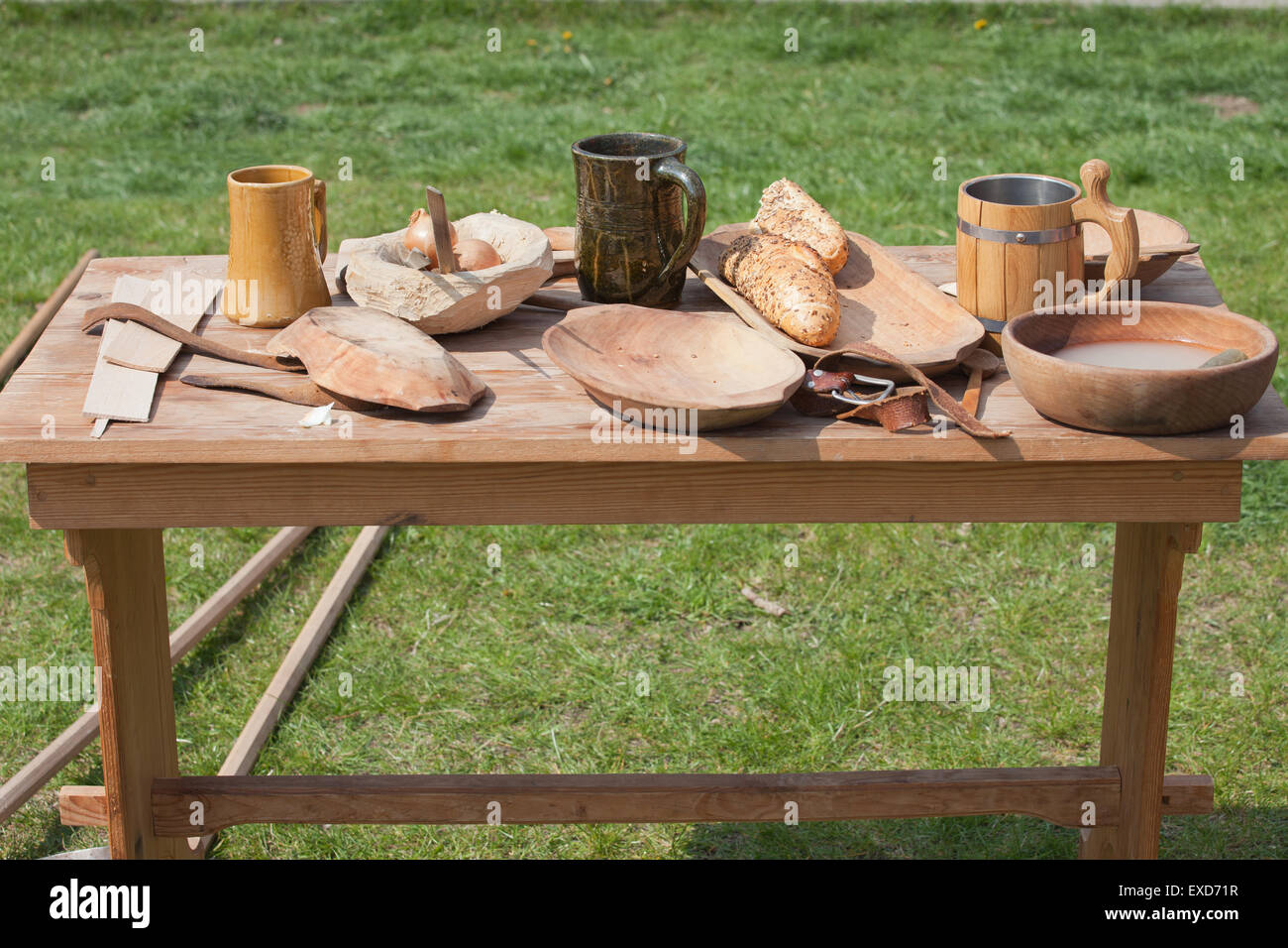 Set traditional wooden plates hi-res stock photography and images - Alamy