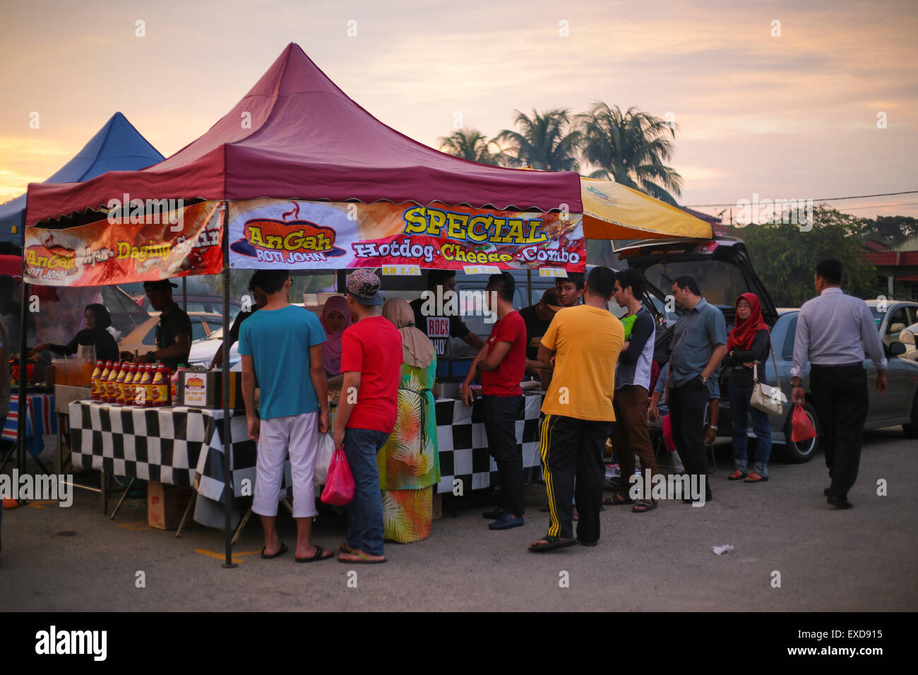 Malaysia food queue hi-res stock photography and images - Alamy