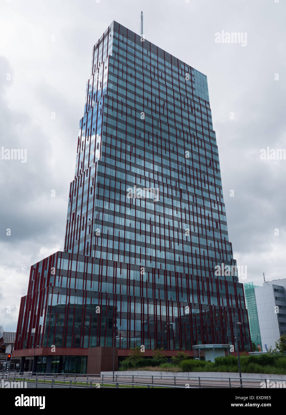 High rise tower building reflection hi-res stock photography and images ...