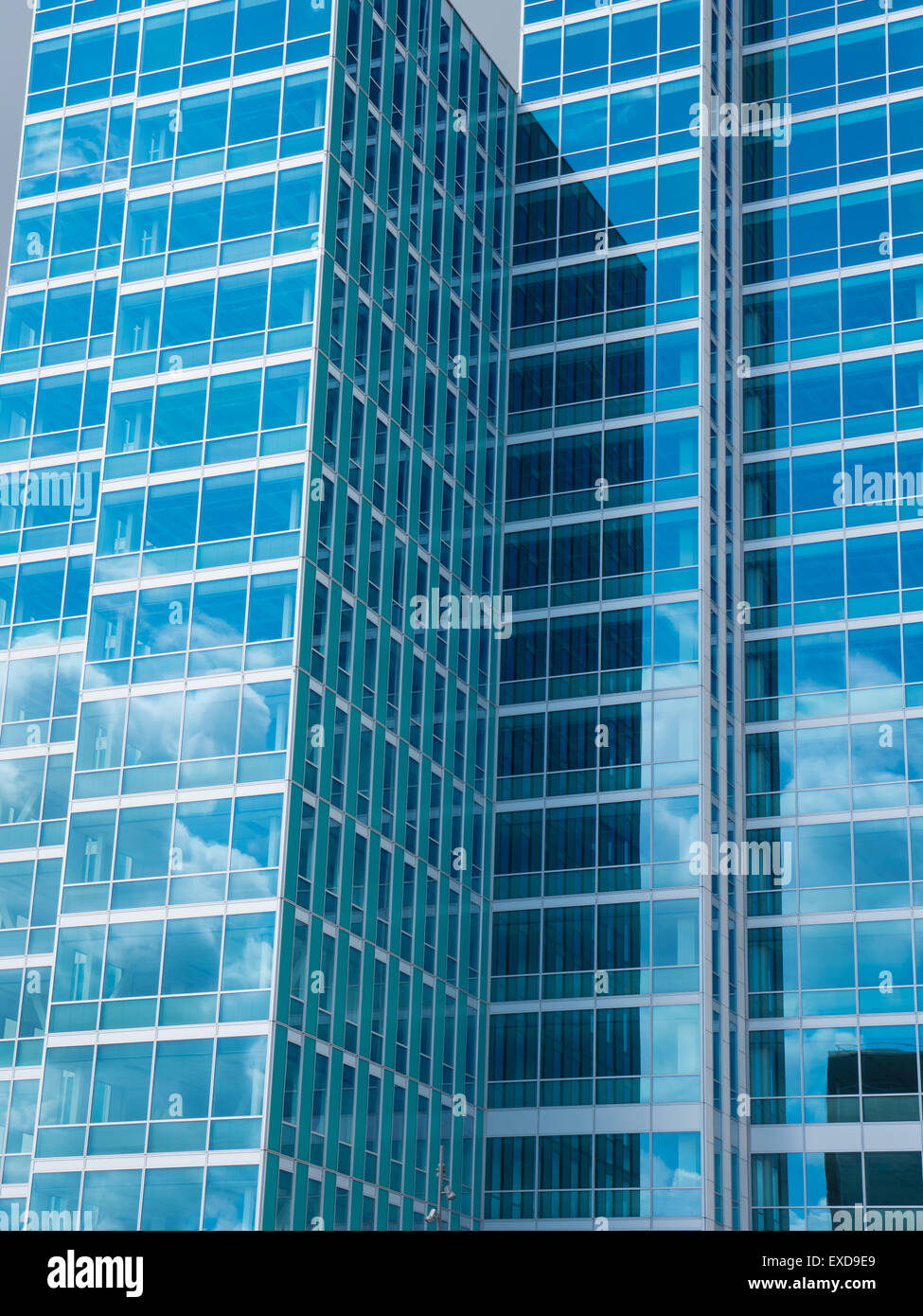 High rise building modern reflection hi-res stock photography and ...