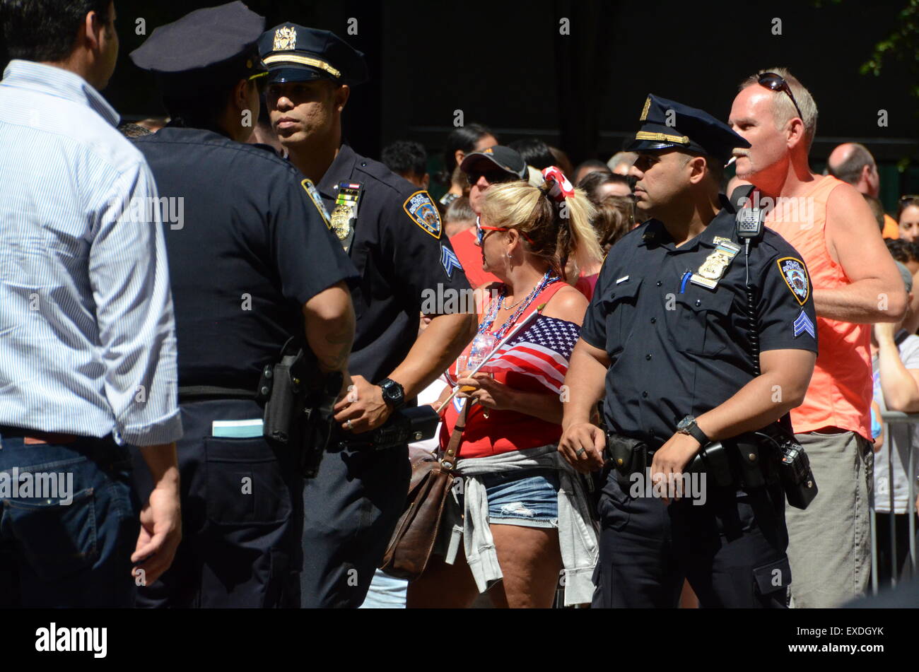 nypd cops police in street new york Stock Photo - Alamy
