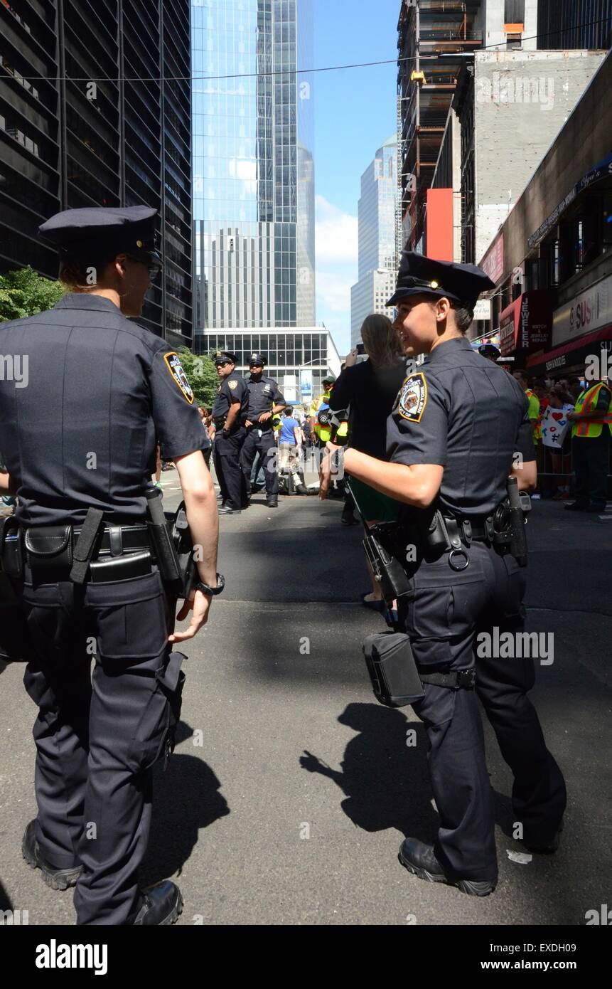 nypd women female cops police in street new york Stock Photo - Alamy