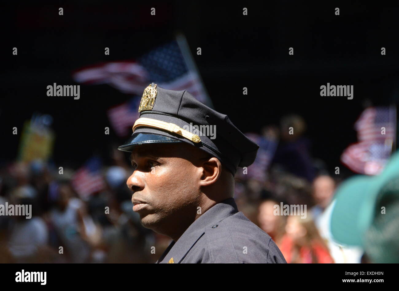 nypd black cop police in street new york Stock Photo - Alamy
